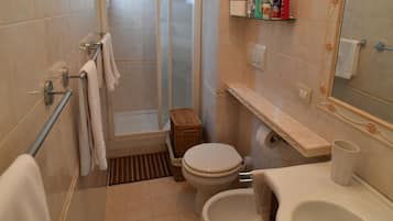 Quarto Duplo Standard | Duche na casa de banho