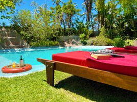 Piscina externa, espreguiçadeiras