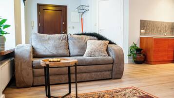 Apartamento Familiar | Cofre no quarto, com decoração personalizada