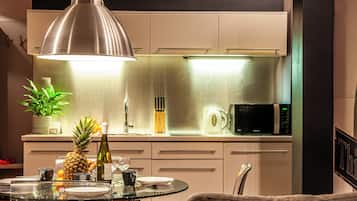 Apartamento | Cozinha privada | Um frigorífico, uma placa de cozinha, utensílios de cozinha, Congelador