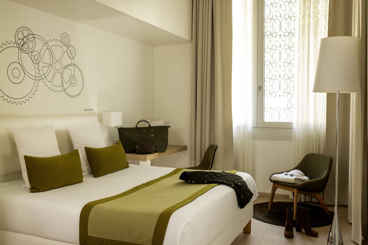 Quarto Standard (Patio) | Roupa de alta qualidade, cofre no quarto, secretária