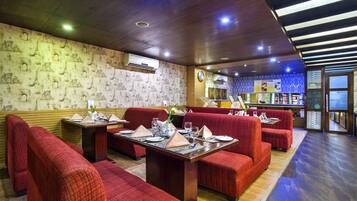 Pequenos-almoços, almoços, jantares servidos, cozinha internacional