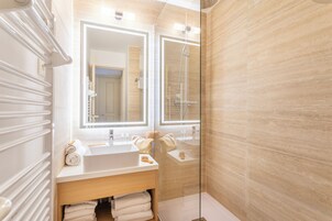 Appartement 5 personnes - 1 chambre - Terrasse ou balcon - Vue piscine - Climatisé - Rénové | Casa de banho | Artigos de higiene pessoal grátis 