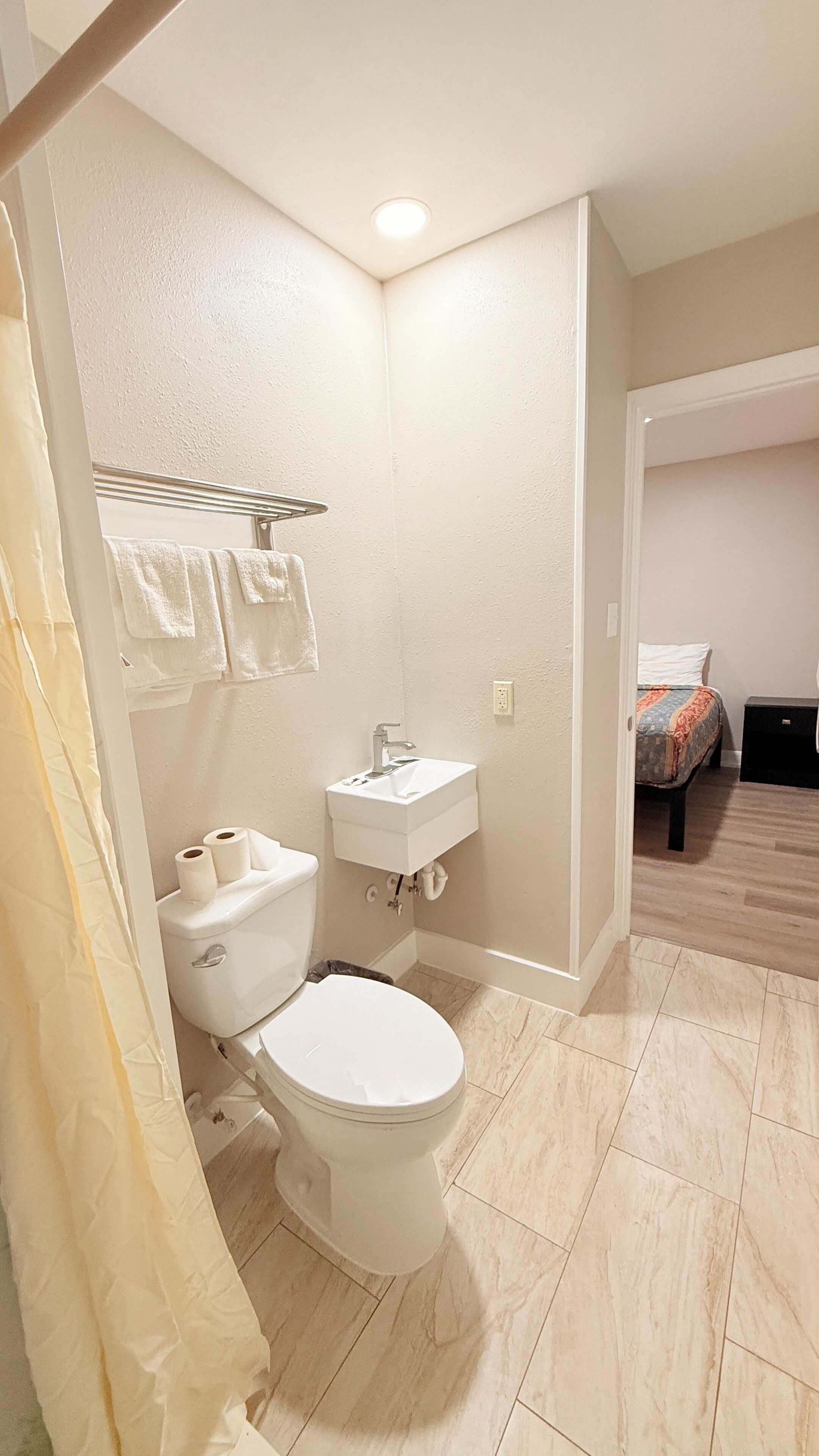 Quarto, 1 cama King | Banheiro | Toalhas de banho 