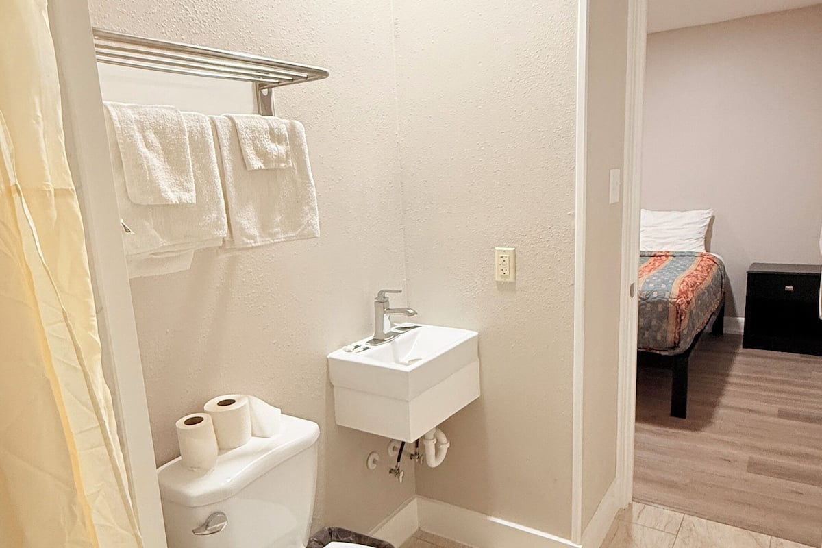 Quarto, 1 cama King | Banheiro | Toalhas de banho