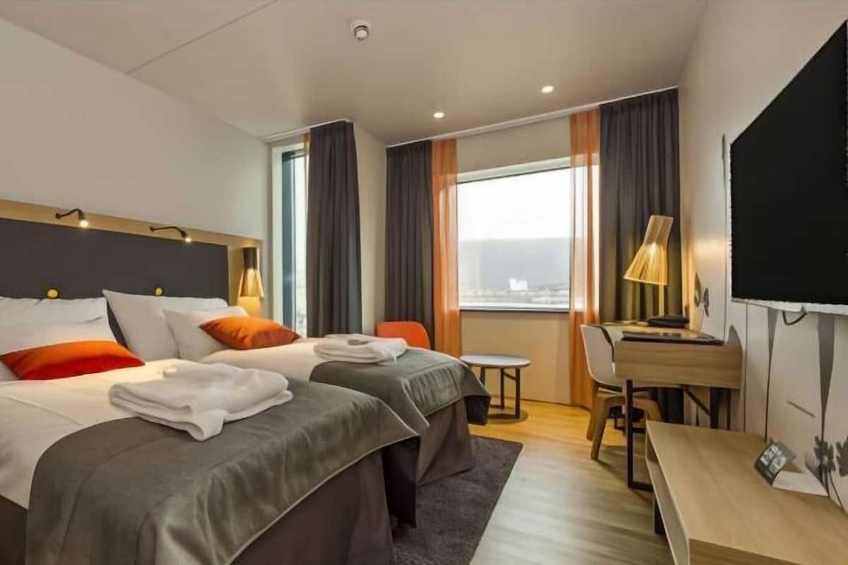 Roupa de alta qualidade, minibar, cofre no quarto, secretária 