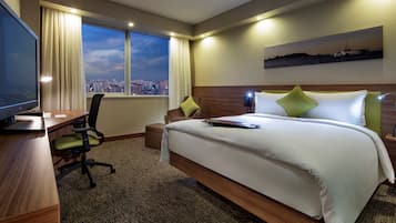 Quarto, 1 cama Queen, para não fumantes | Cofres nos quartos, escrivaninha, espaço de trabalho para notebook