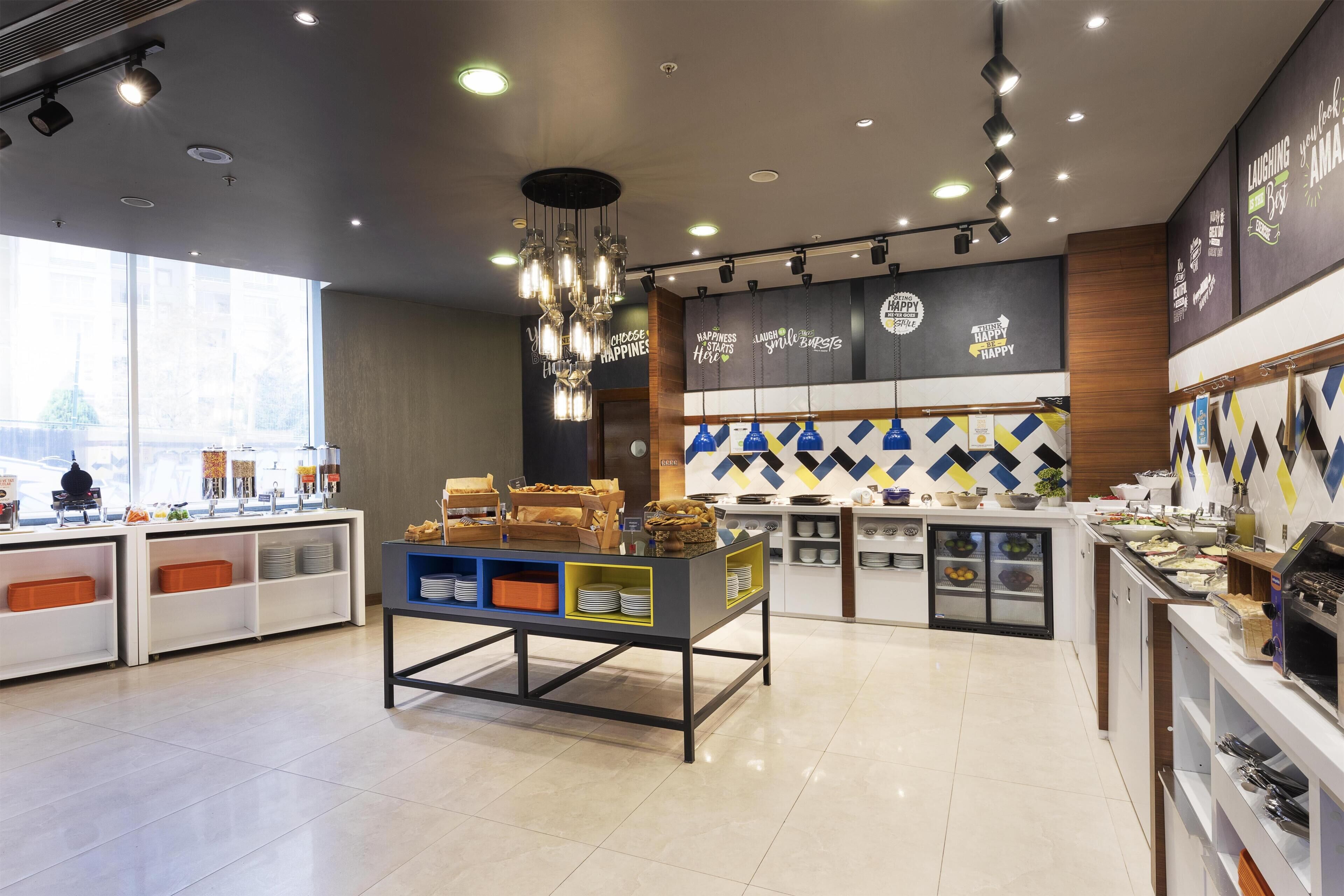 Café da manhã com buffet grátis todos os dias