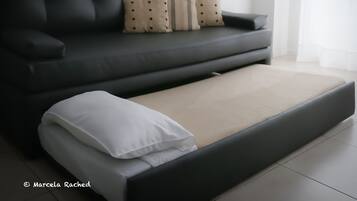 Apartamento superior | Área de estar | TV LCD 32 polegadas com canais a cabo, TV