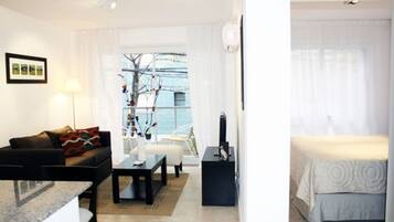 Apartamento Standard | Sala de estar | Televisor LCD de 32 polegadas com canais por cabo, televisor