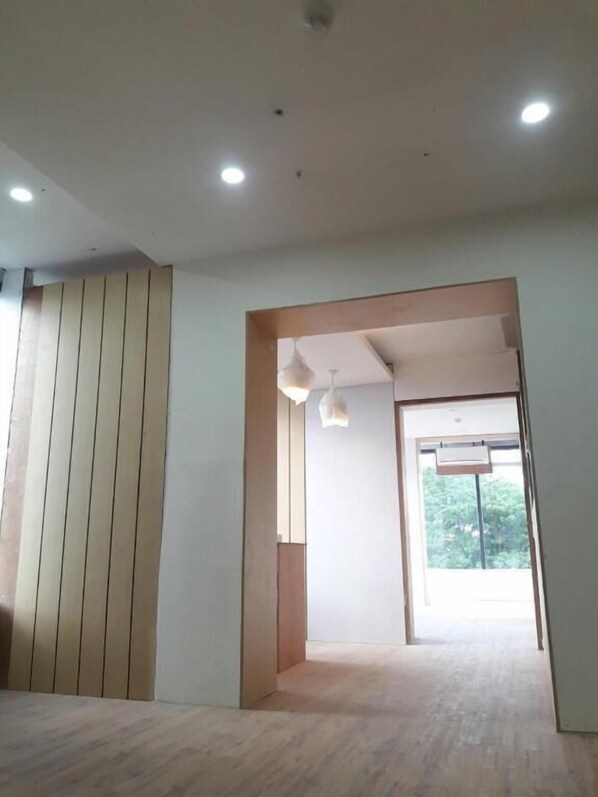 Minibar, cofre no quarto, secretária, camas desdobráveis