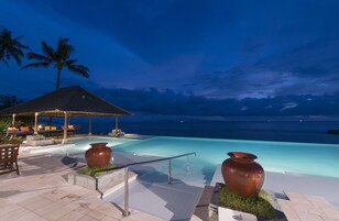 2 piscinas externas, funciona das 7h30 às 21h, barracas de cortesia