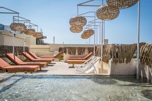 Piscina externa, guarda-sóis, espreguiçadeiras