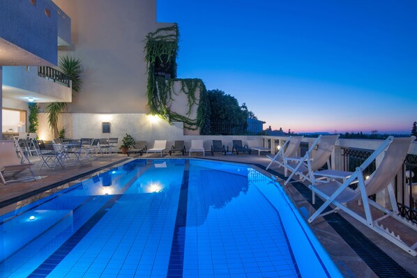 Piscina exterior, guarda-sóis, espreguiçadeiras