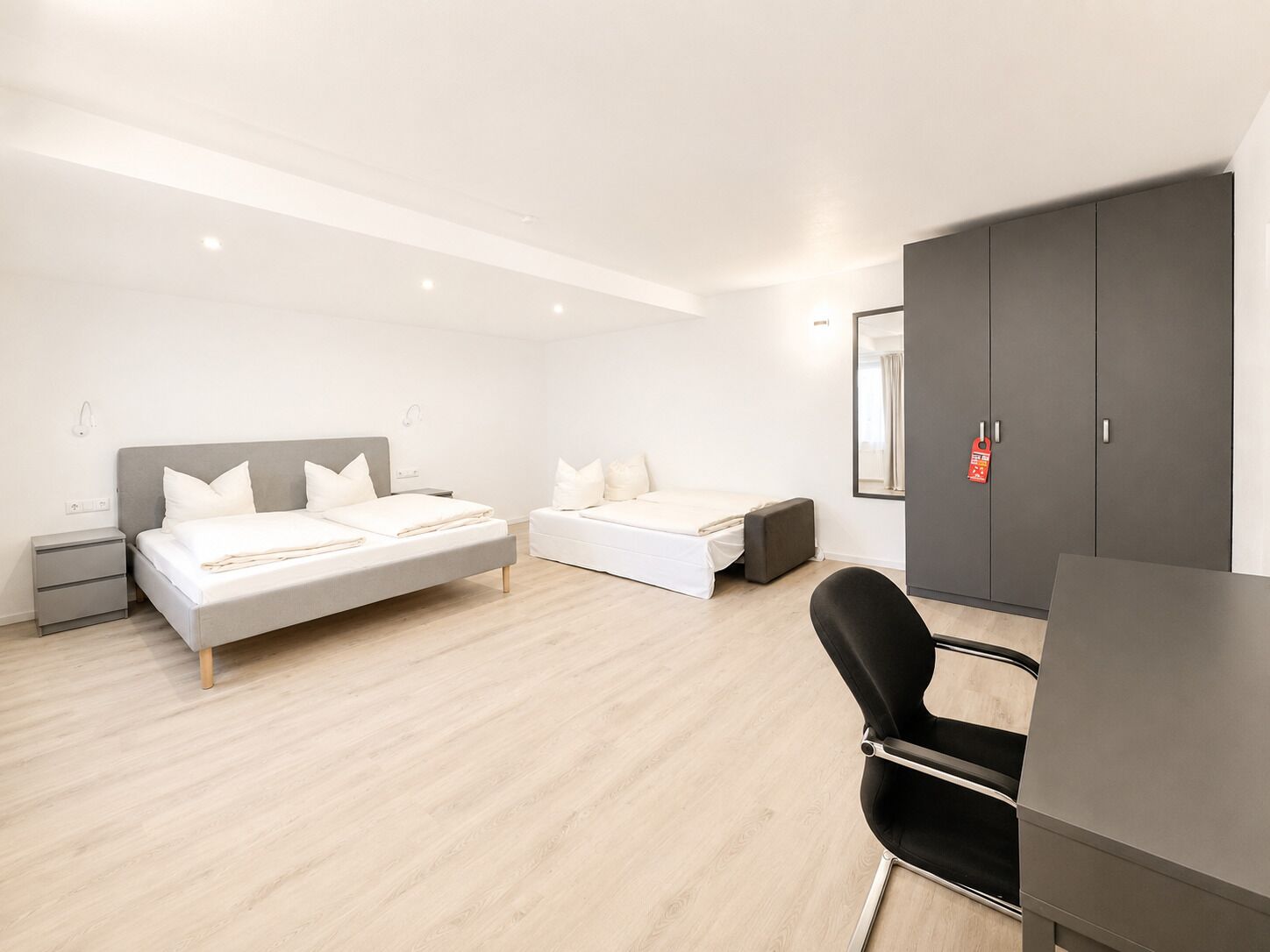 Quarto quádruplo empresarial | 1 quarto, roupas de cama premium, cofres nos quartos, escrivaninha