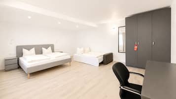 Quarto quádruplo empresarial | 1 quarto, roupas de cama premium, cofres nos quartos, escrivaninha