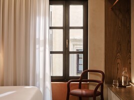 Quarto Duplo Deluxe, Vista para a cidade | Cofre no quarto, secretária 