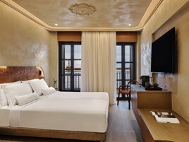 Suite Deluxe, varanda, vista para o mar | Cofre no quarto, secretária 