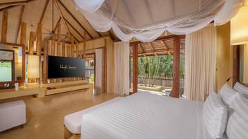 Quarto espaçoso com cama grande, TV de tela plana e vista para o exterior.