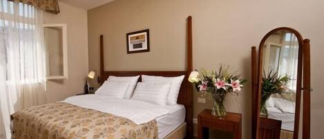 Minibar, cofre no quarto, secretária, Wi-fi grátis