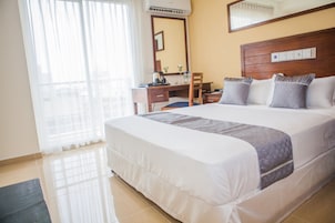 Roupas de cama premium, cofres nos quartos, escrivaninha