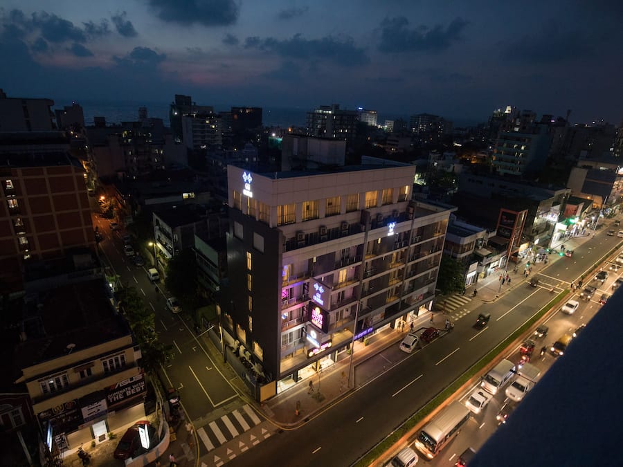 Fachada do alojamento (tarde/noite)