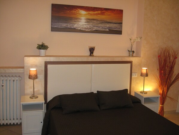 Quarto triplo | Escrivaninha, ferros/tábuas de passar roupa, Wi-Fi de cortesia