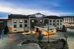 Um hotel Fairfield by Marriott com design moderno, entrada coberta e acesso arborizado.
