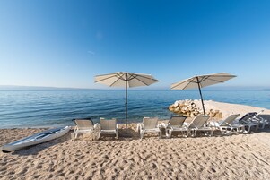 Terraço com espreguiçadeiras