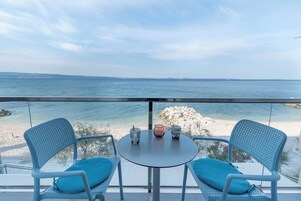 Apartamento Panorâmico, 1 cama king-size e sofá-cama, 2 casas de banho, vista para o mar | Vista do quarto