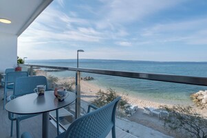 Apartamento panorâmico, 1 cama King e sofá-cama, 2 banheiros, vista para o mar | Sacada