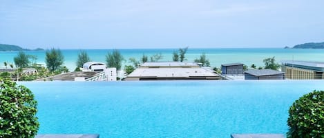 Piscina externa, funciona das 7h às 20h, barracas de cortesia