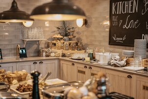 Café da manhã com buffet grátis todos os dias