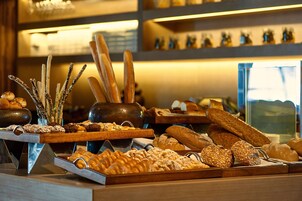 Pequenos-almoços, almoços, jantares servidos, cozinha internacional 