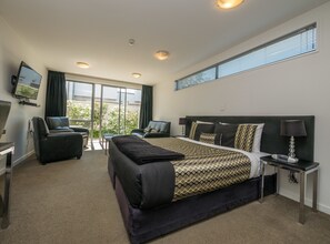 Roupas de cama premium, cofres nos quartos, escrivaninha