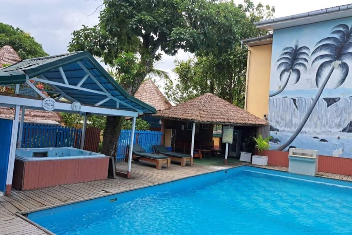 Piscina exterior, da(s) 9:00 à(s) 21:00, guarda-sóis, espreguiçadeiras