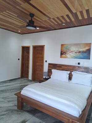 Suíte executiva, suíte, vista parcial para o mar | Cofres nos quartos, individualmente decorados, Wi-Fi de cortesia