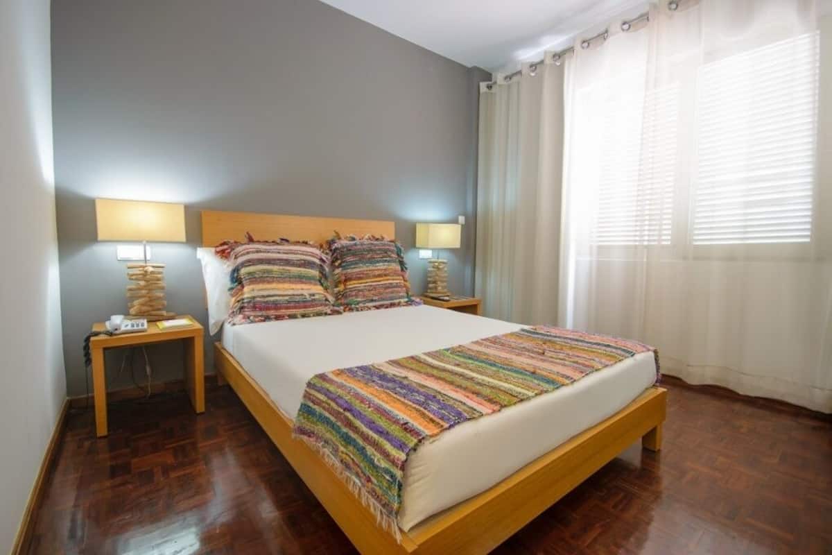 Frigobar, cofres nos quartos, escrivaninha, Wi-Fi de cortesia