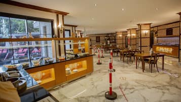 2 restaurantes, cozinha local e internacional