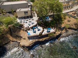 3 bares/lounges, um bar junto à piscina