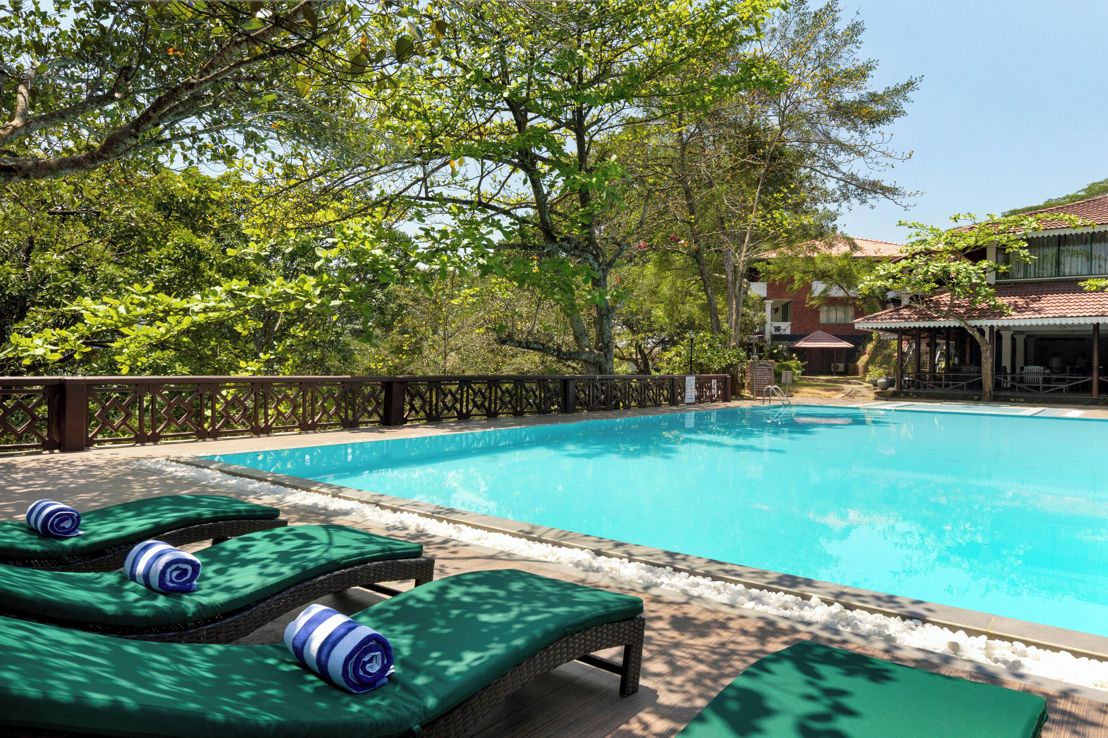 Piscina externa, funciona das 8h30 às 19h, espreguiçadeiras
