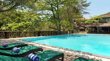 Piscina externa, funciona das 8h30 às 19h, espreguiçadeiras