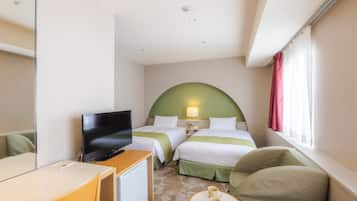 Quarto de hotel com duas camas, televisão, escrivaninha e uma mesinha com chávenas.