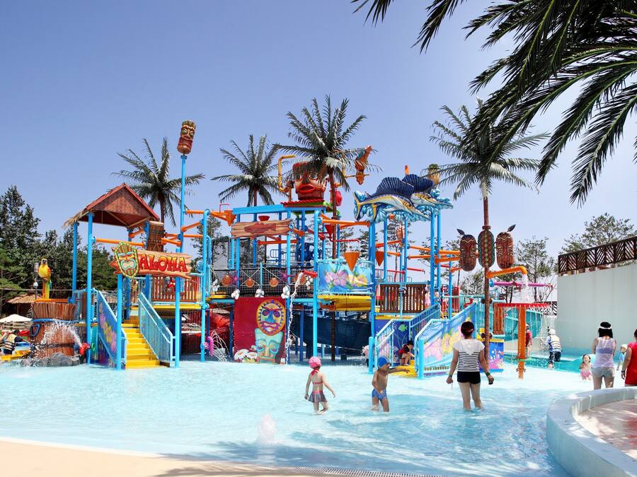 Um parque aquático com estruturas de recreação e toboáguas.