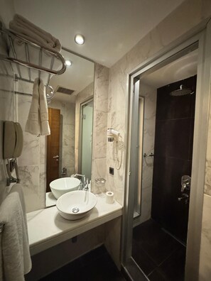 Quarto casal standard | Banheiro | Produtos de toalete grátis, secador de cabelo, roupões de banho 