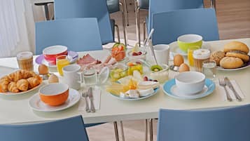 Café da manhã com buffet todos os dias mediante uma taxa