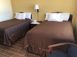 Quarto Duplo | Secretária, camas desdobráveis, Wi-fi grátis, roupa de cama fornecida