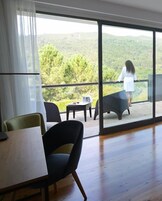 Quarto Duplo Deluxe, vista para a montanha | Minibar, cofre no quarto, secretária, Wi-fi grátis 