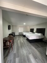 Quarto Individual Standard, 2 camas de casal | Secretária, Wi-fi grátis, roupa de cama fornecida 