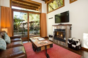 Cabana (Modern Rustic Wedge) | Sala de estar | TV de tela plana, lareira, DVD player